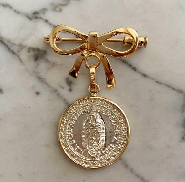 Moño con Medalla VG en Plata & Bisel de Oro – Hilo de Plata